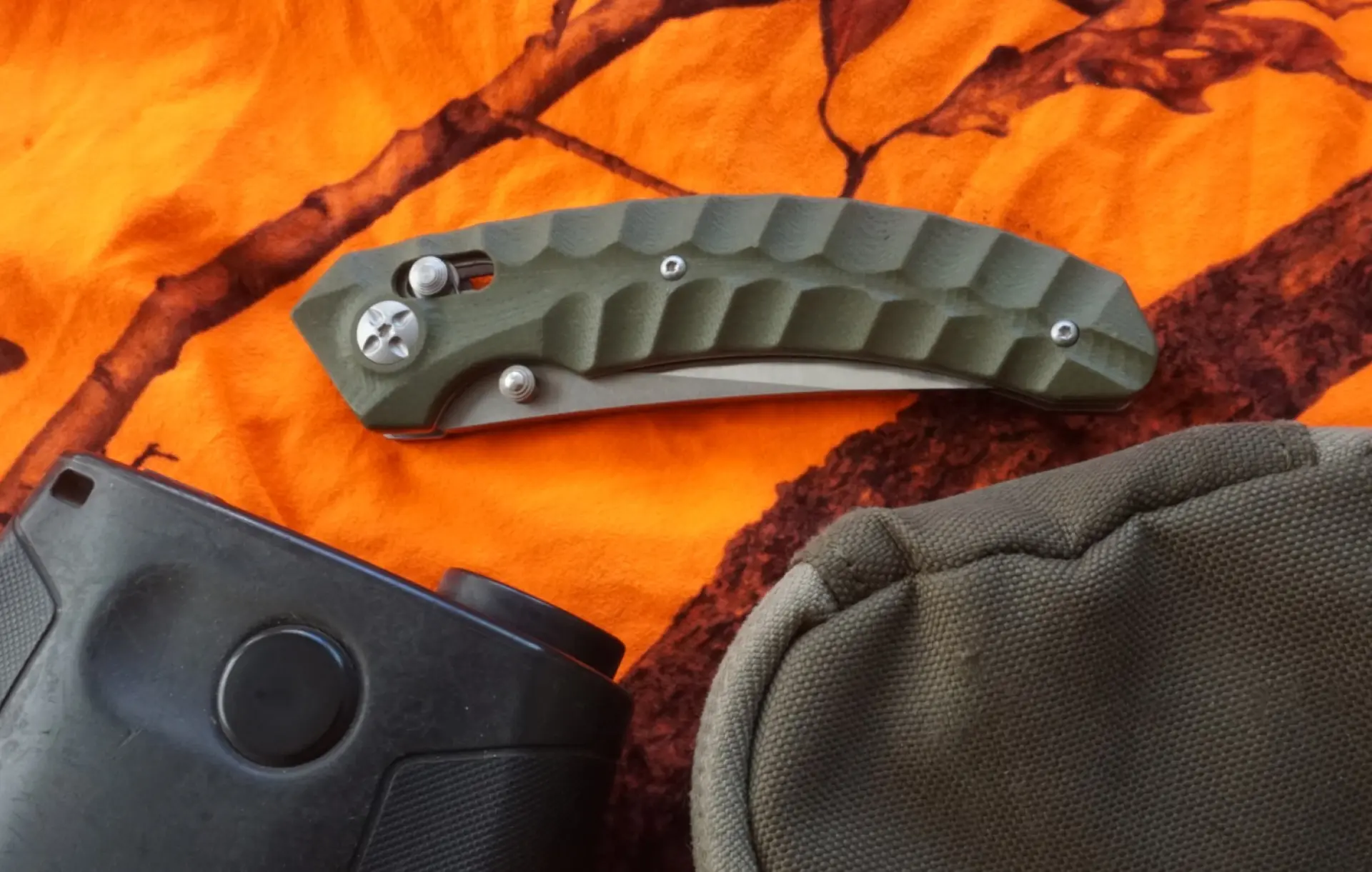 Test zavíracího nože UZI Axis | Strobl.cz